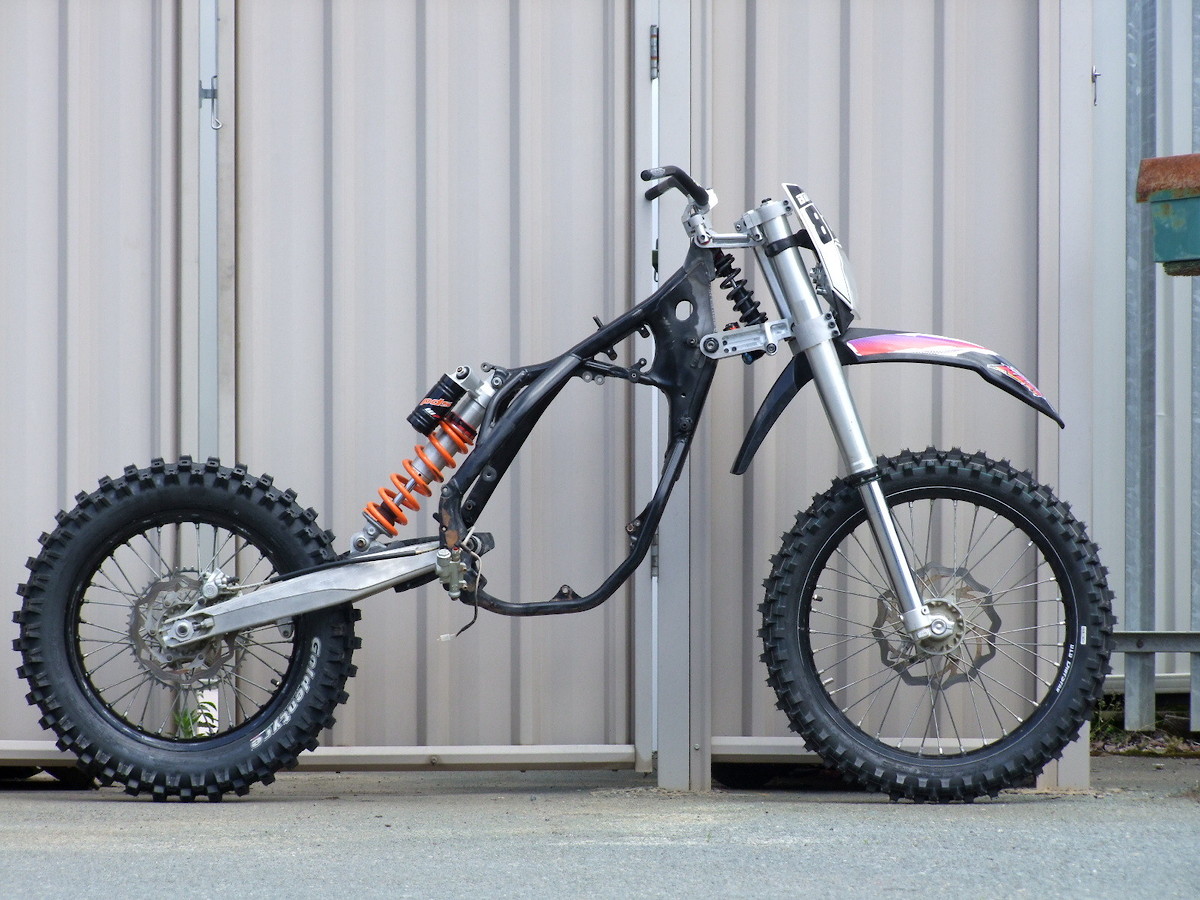 Aussie suspension guru builds hybrid double-sprung dirtbike front end ...