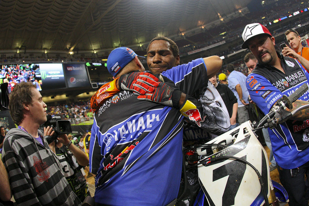 James Stewart and the San Manuel Red Bull Yamaha team - Photo Blast: St ...
