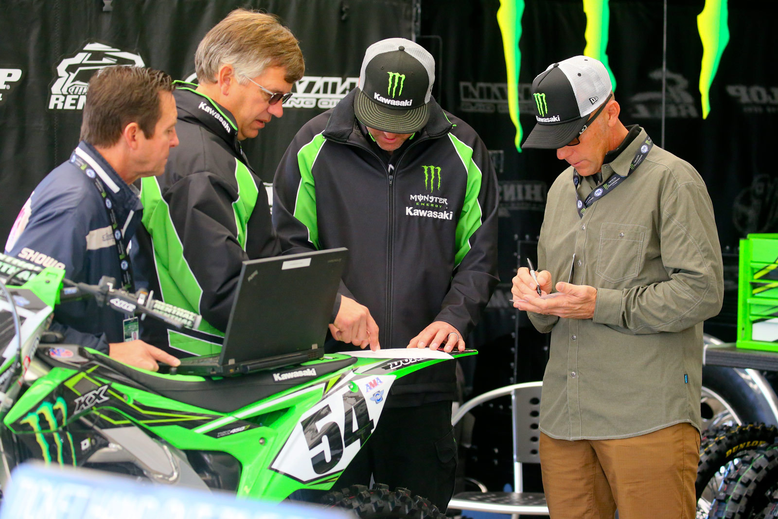 Morning setup meeting - Vital MX Pit Bits: San Diego 1 - Motocross ...
