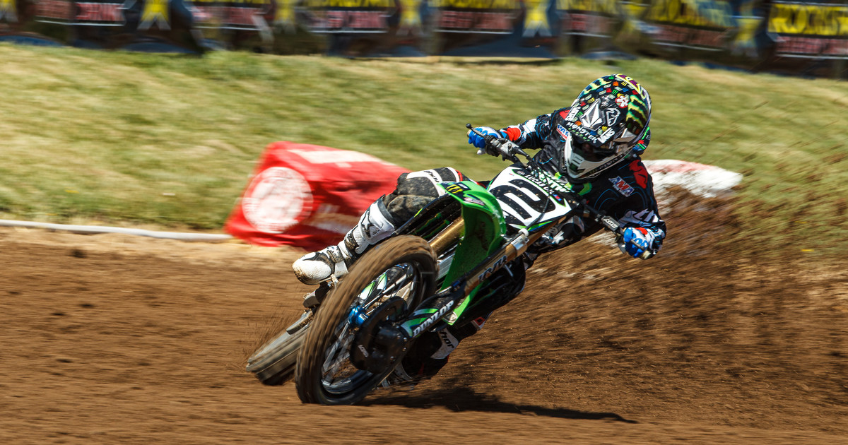 Motocross technique - steering with rear wheel/power sliding around ...