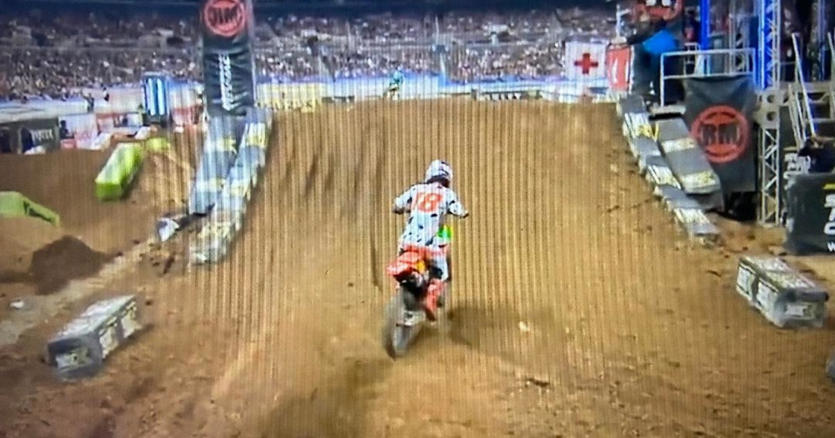 Dumbest Red Cross flag placement in the History of Supercross - Moto ...